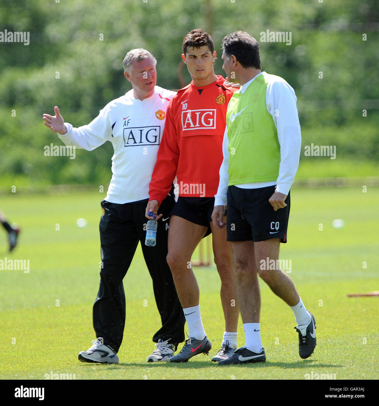 Manchester United manager Sir Alex Ferguson talks to Cristiano Ronaldo ...