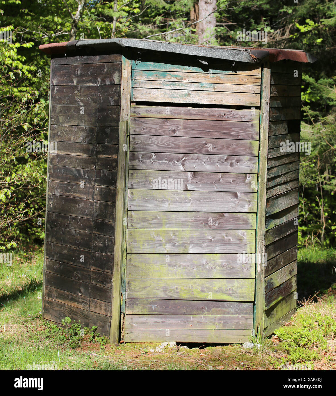 little wooden hut for hunting in the mountains Stock Photo - Alamy