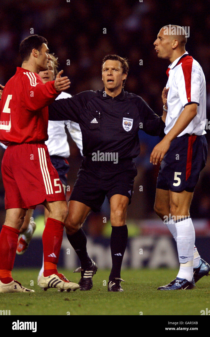 Football arguing referee hi-res stock photography and images - Alamy