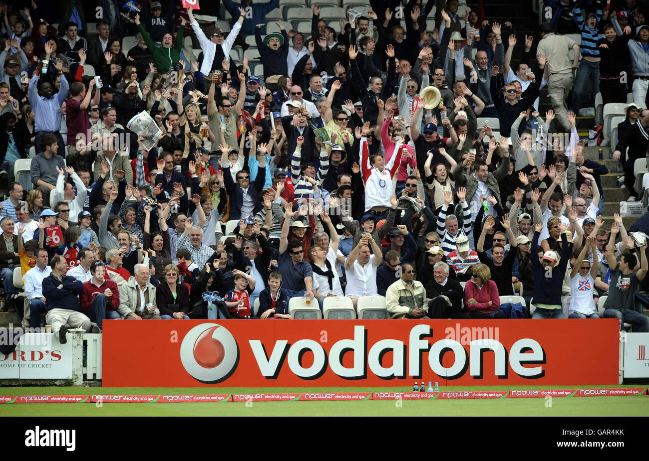 Cricket gv general view crowds spectators hi-res stock photography and ...
