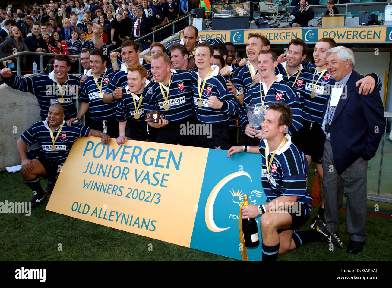 Old alleynians celebrate victory with the vase hi-res stock photography ...