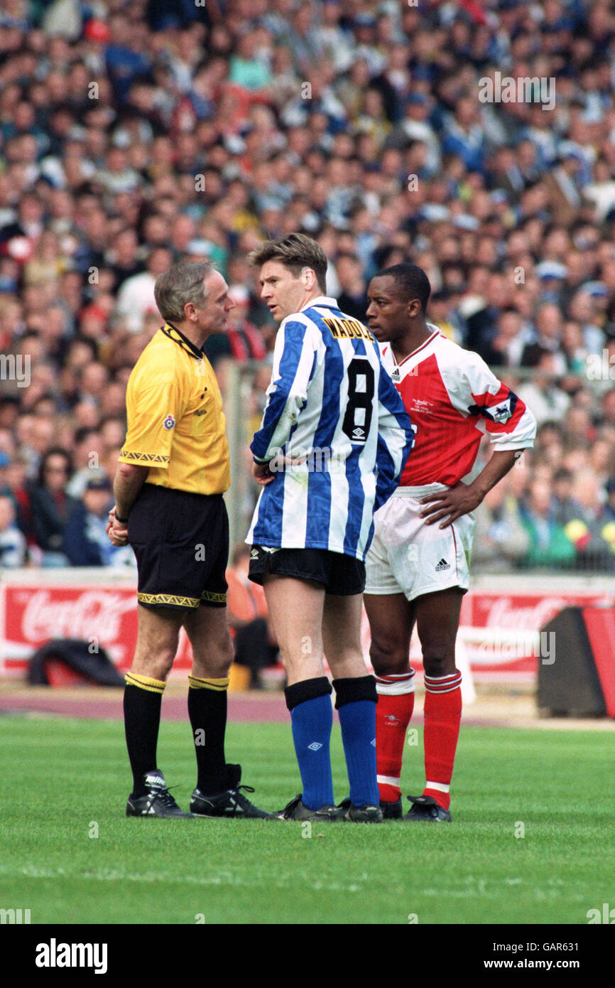 Referee Alan Gunn talks to Sheffield Wednesday's Chris Waddle (c) and ...