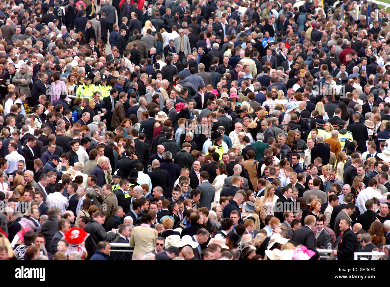 Horse racing the martell grand national meeting 2003 aintree hi-res ...
