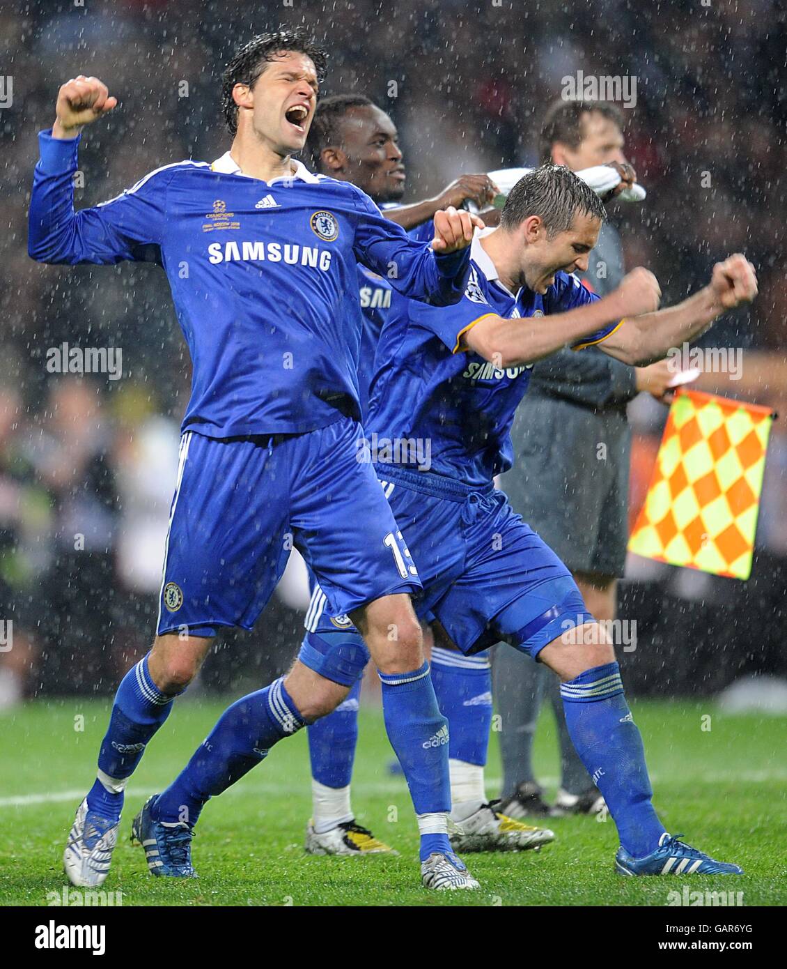 Chelsea players celebrate after Ashley Cole converts his penalty Stock ...