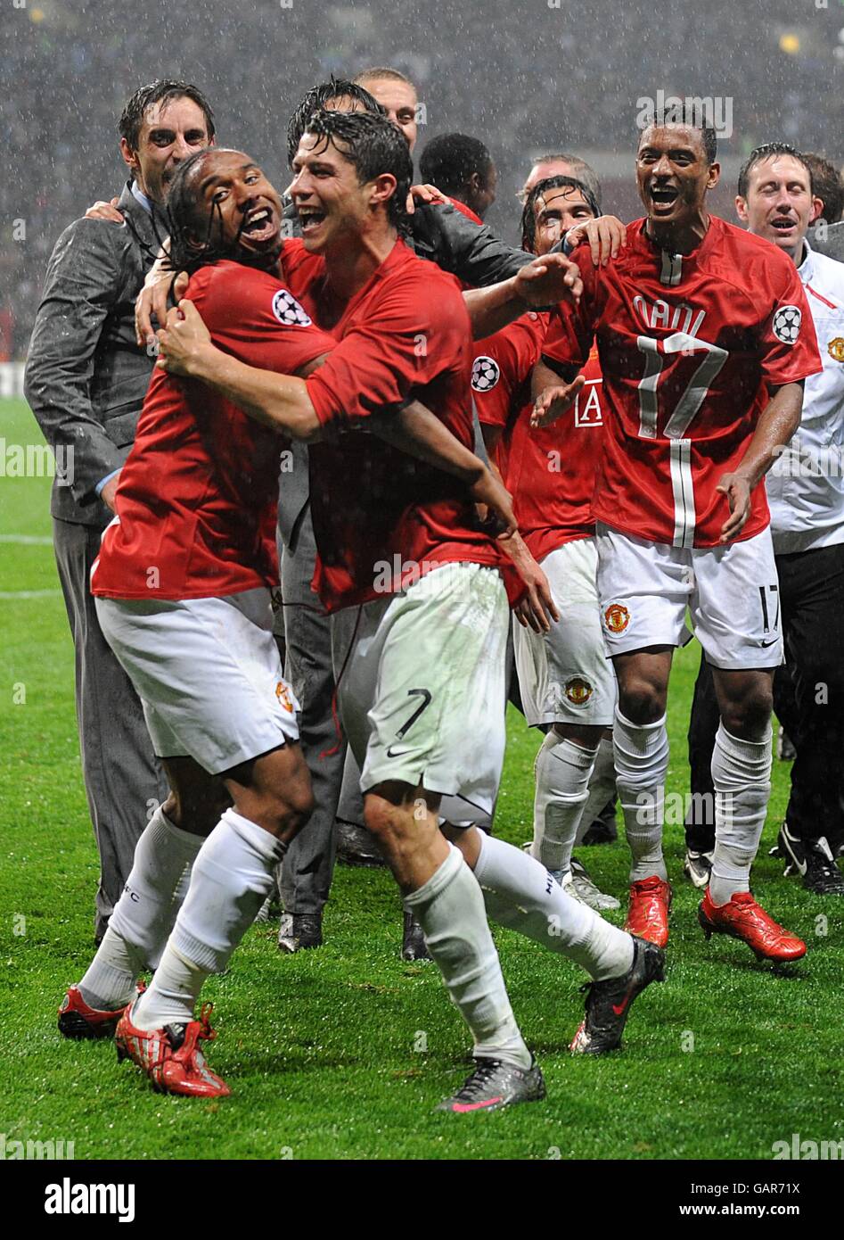 Manchester united celebrate winning uefa champions league final ...