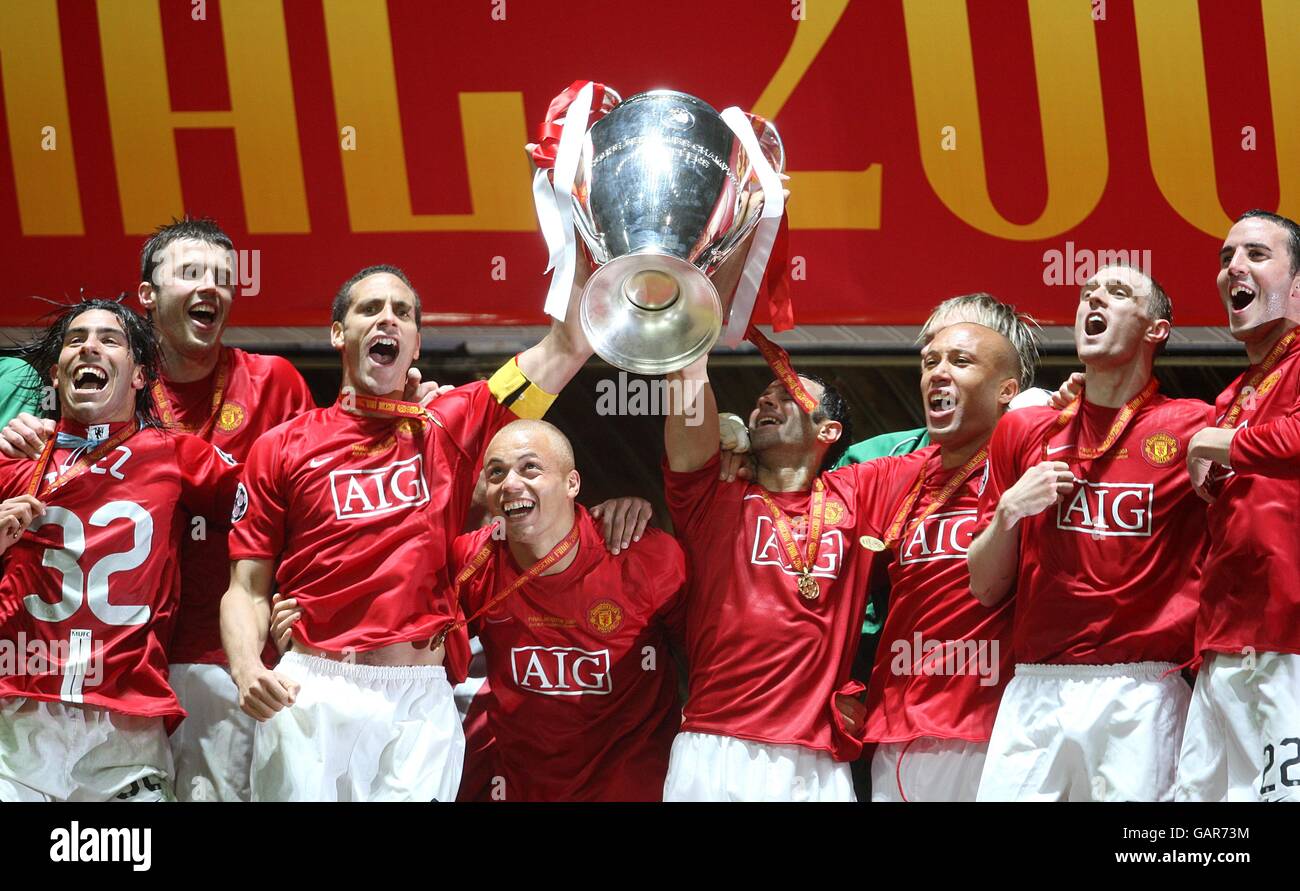 Chelsea champions league trophy lift hi-res stock photography and ...