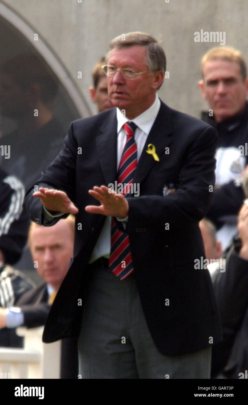 Manchester United's Alex Ferguson urges his players to calm down during ...