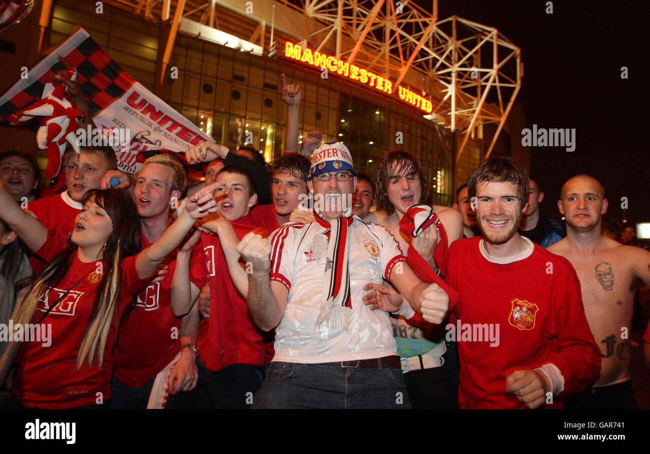 Manchester united fans celebrate outside old trafford hi-res stock ...