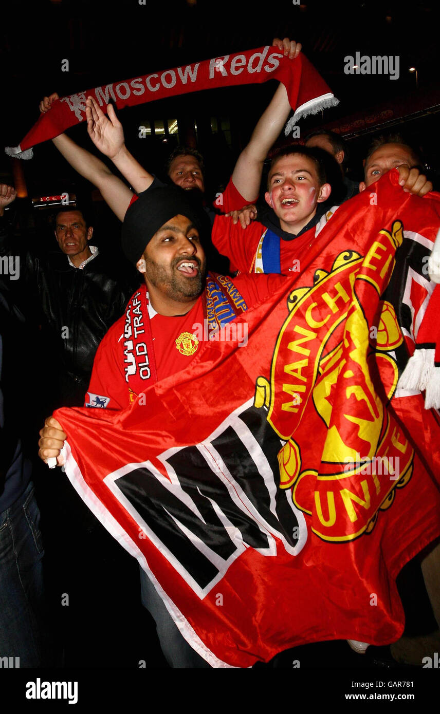 Manchester united football fans celebrating hi-res stock photography ...
