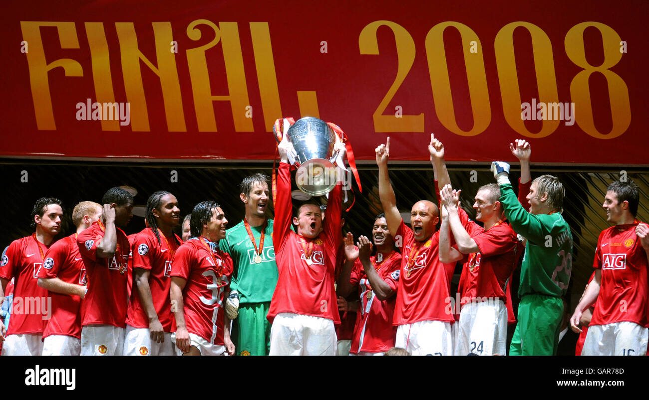 Manchester united celebrate winning uefa champions league final ...