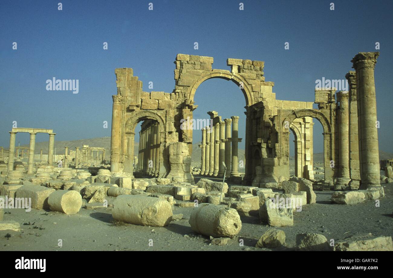 the Roman Ruins of Palmyra in Palmyra in the east of Syria Stock Photo ...
