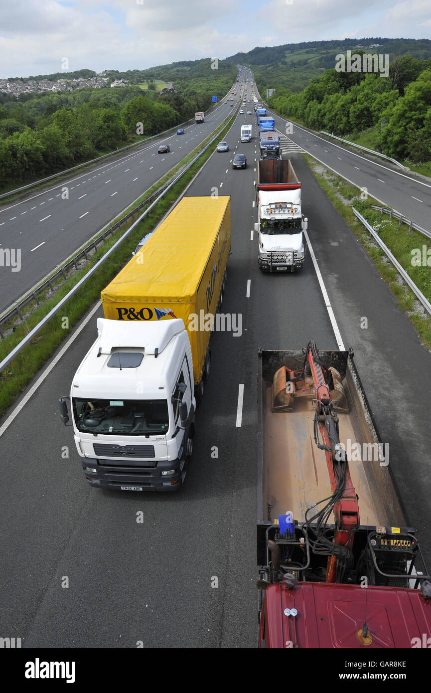 Lorry drivers in a roadblock protest on fuel price increases on the M4 ...