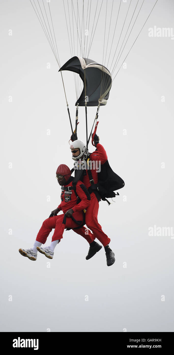Sponsored parachute jump hi-res stock photography and images - Alamy