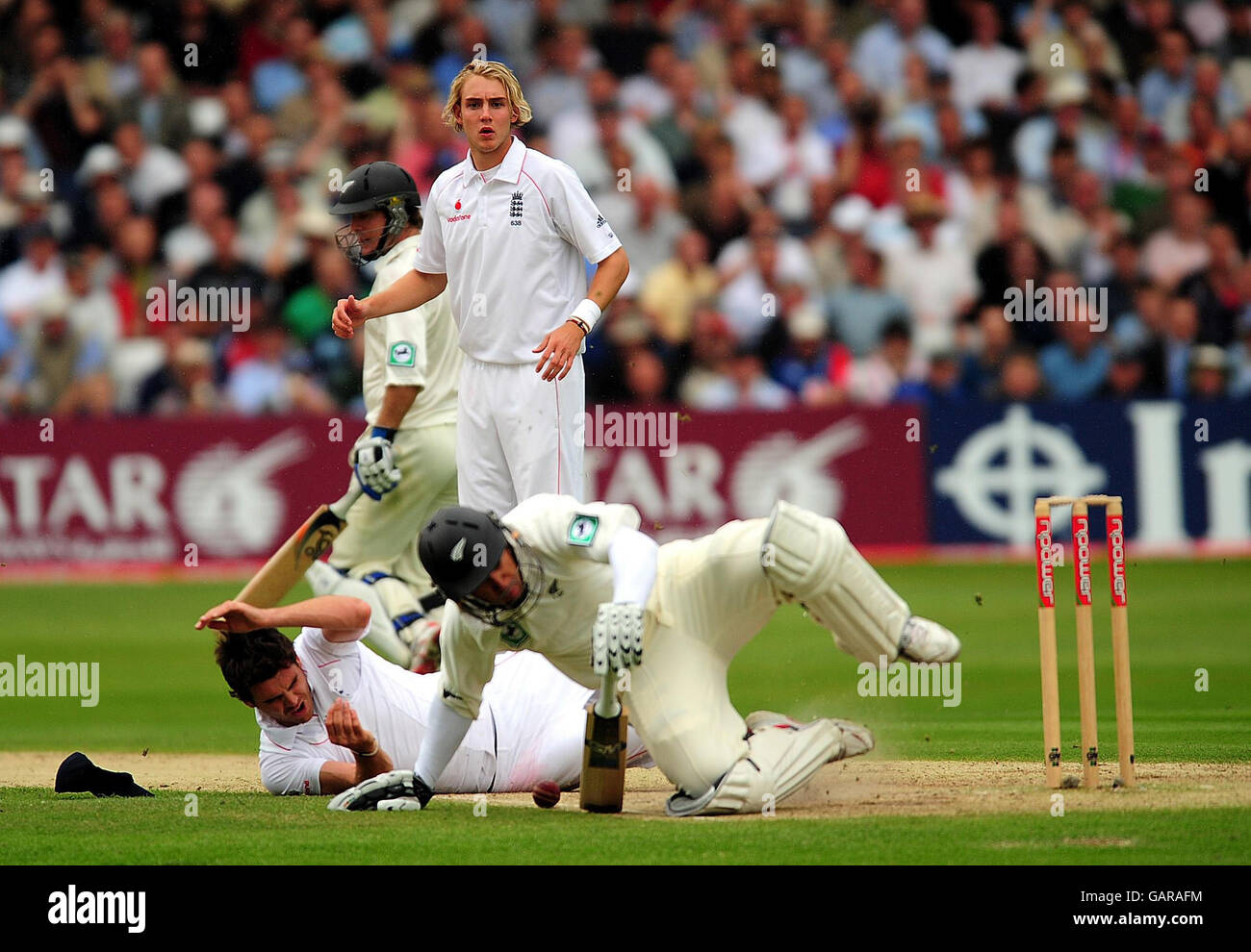 Cricket players collision hi-res stock photography and images - Alamy