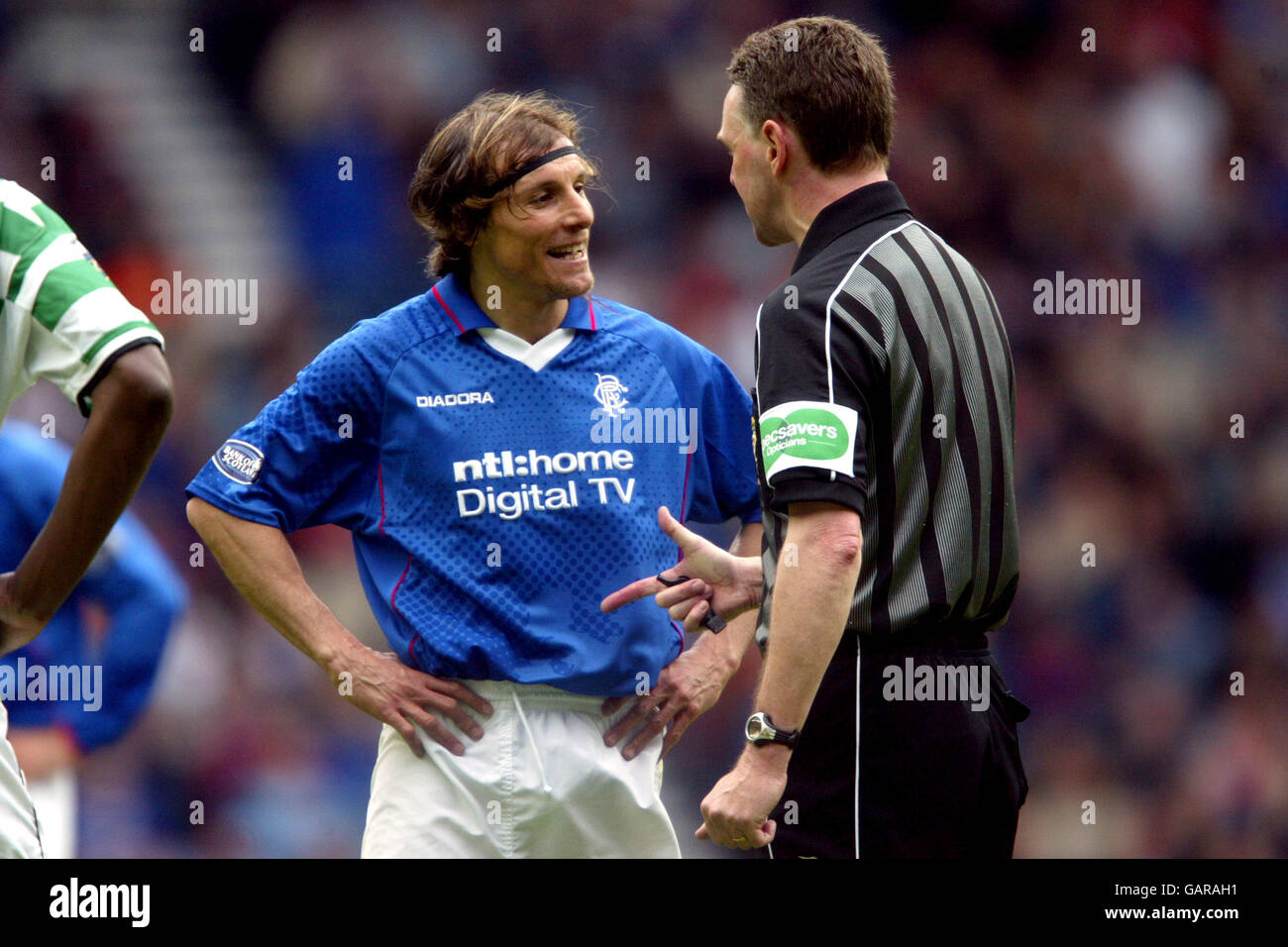 Referee hugh dallas of scotland hi-res stock photography and images - Alamy