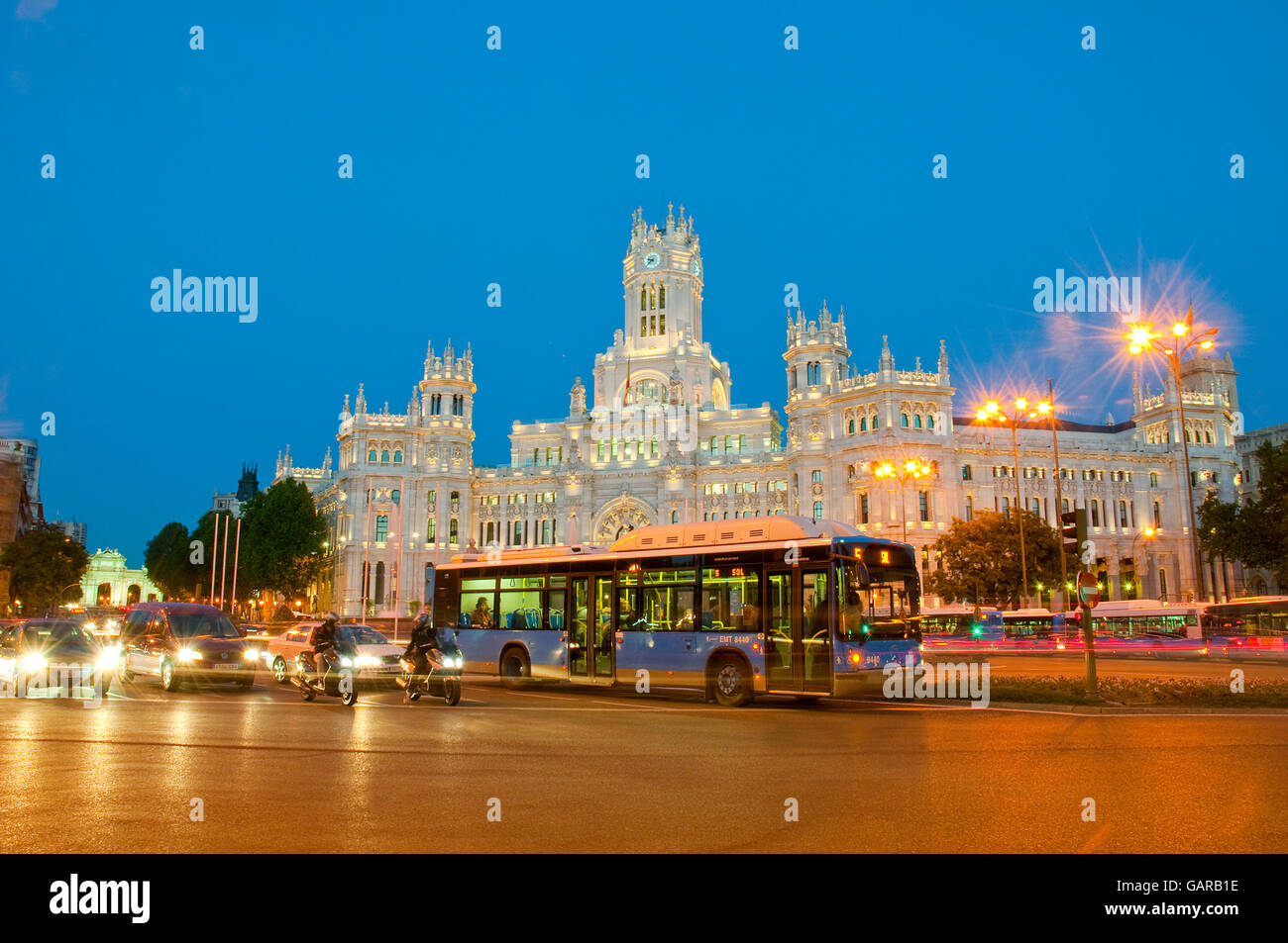 Cibeles Square, night view. Madrid, Spain Stock Photo - Alamy