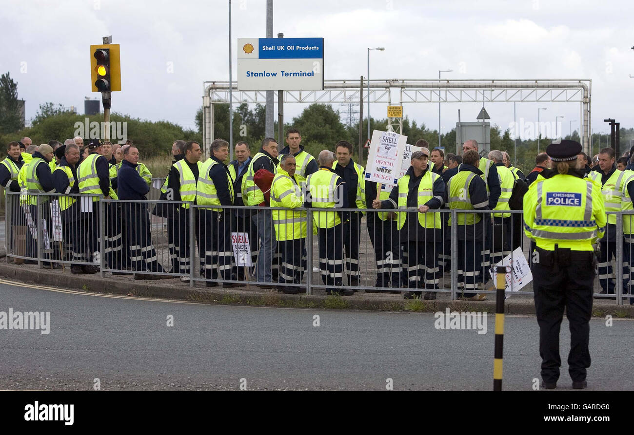 Oil tanker drivers strike hi-res stock photography and images - Alamy