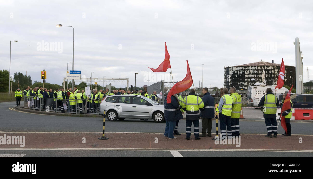 Fuel strike. Striking tanker drivers outside Stanlow Oil Refinery in ...