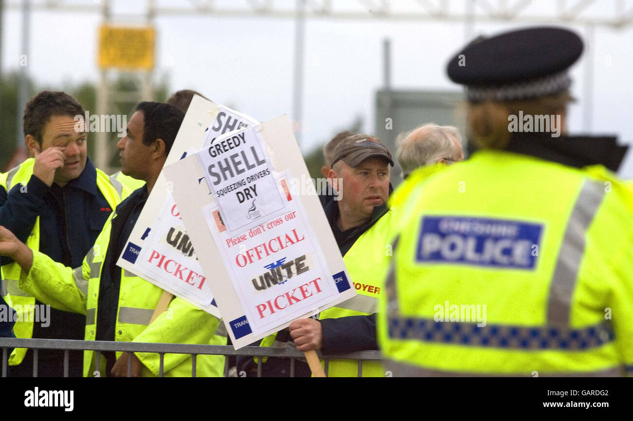 Striking tanker drivers outside Stanlow Oil Refinery in Cheshire Stock ... Striking tanker drivers outside Stanlow Oil Refinery in Cheshire Stock ...