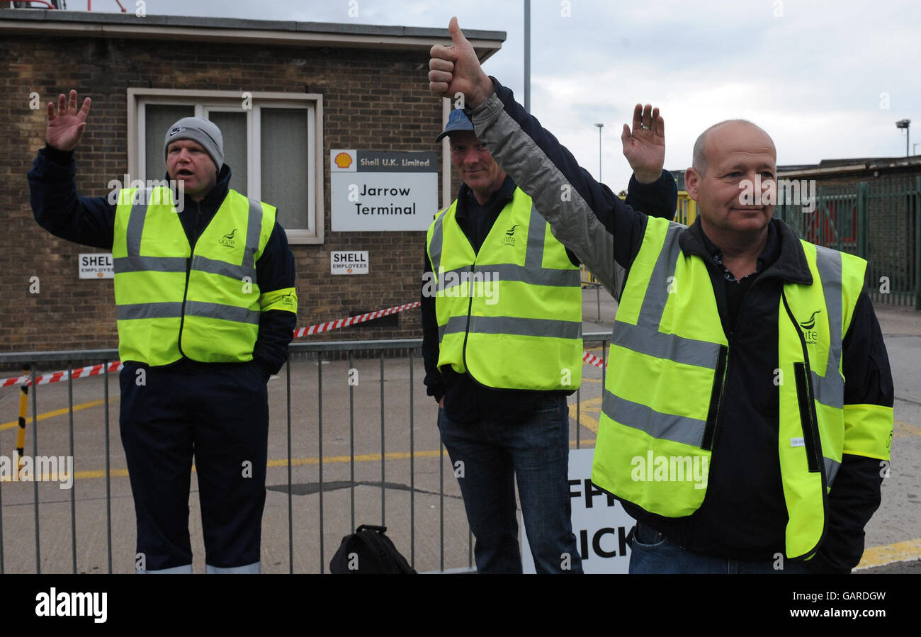 Shell tankers inside jarrow shell terminal hi-res stock photography and ...