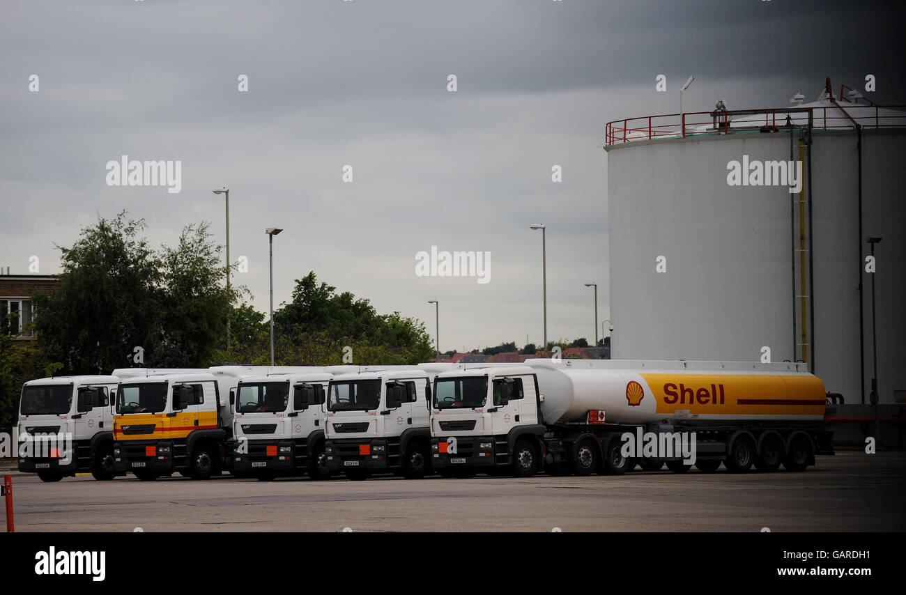 Industry strike general view gv shell fuel tankers england mangrs hi ...