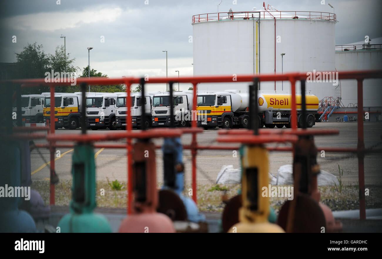 Tyne wear as tanker drivers strike outside refinery hi-res stock ...