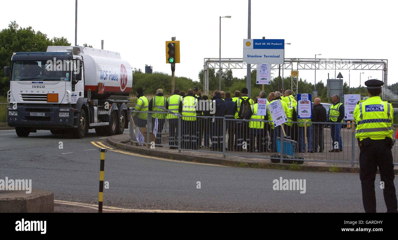 Oil tanker drivers strike hi-res stock photography and images - Alamy