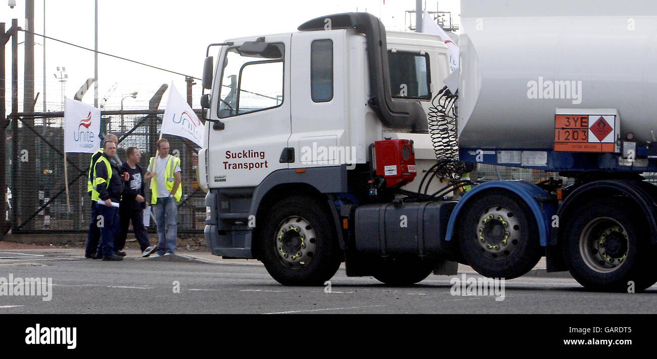 Oil tanker drivers strike hi-res stock photography and images - Alamy