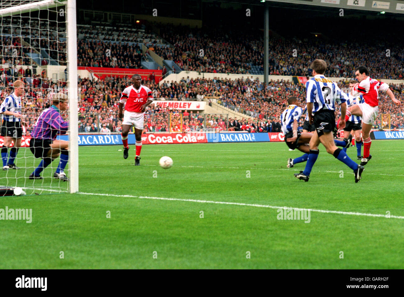 Arsenals steve morrow scores the winning goal hi-res stock photography ...