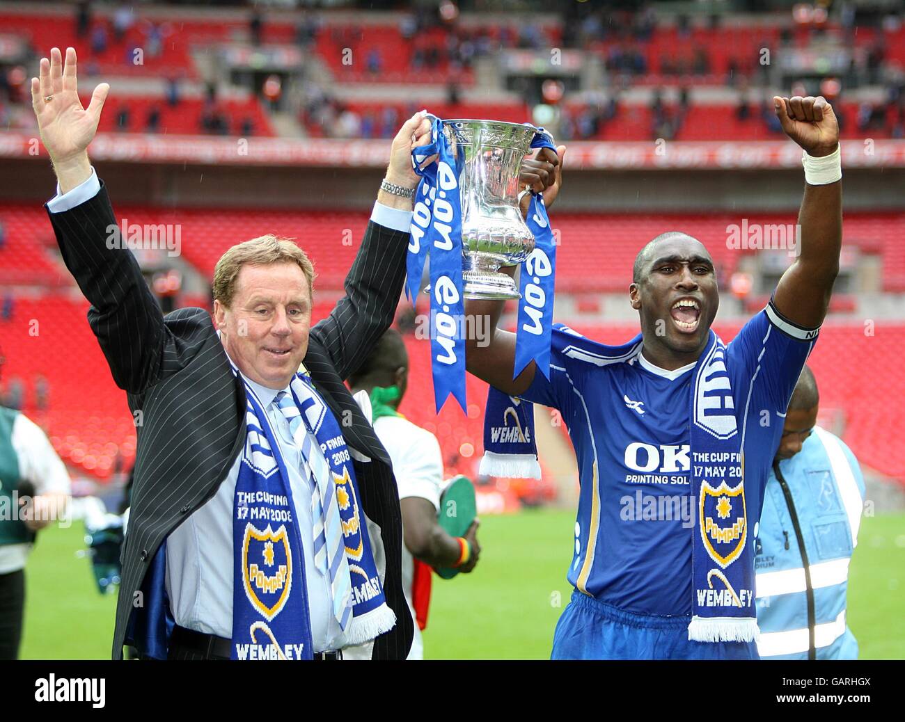 Sol campbell portsmouth trophy hi-res stock photography and images - Alamy