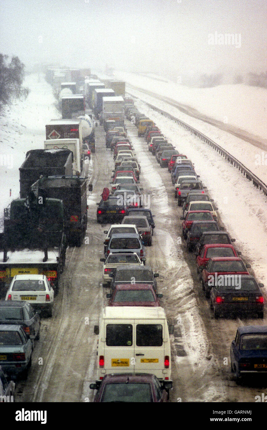 British Weather - Winter - Snow - Nottinghamshire - 1990 Stock Photo ...