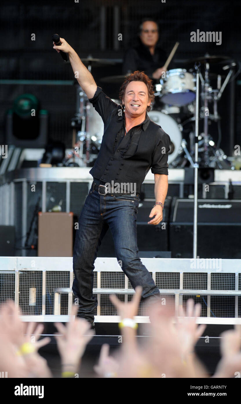 Bruce springsteen performs in concert at the emirates stadium hi-res ...