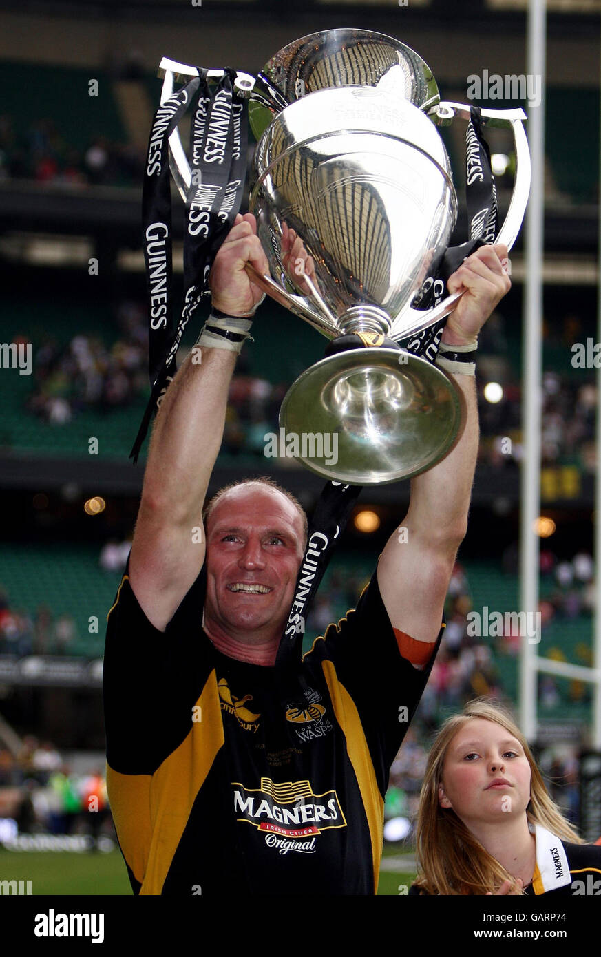 London wasps lawrence dallaglio lifts the guinness premiership trophy ...