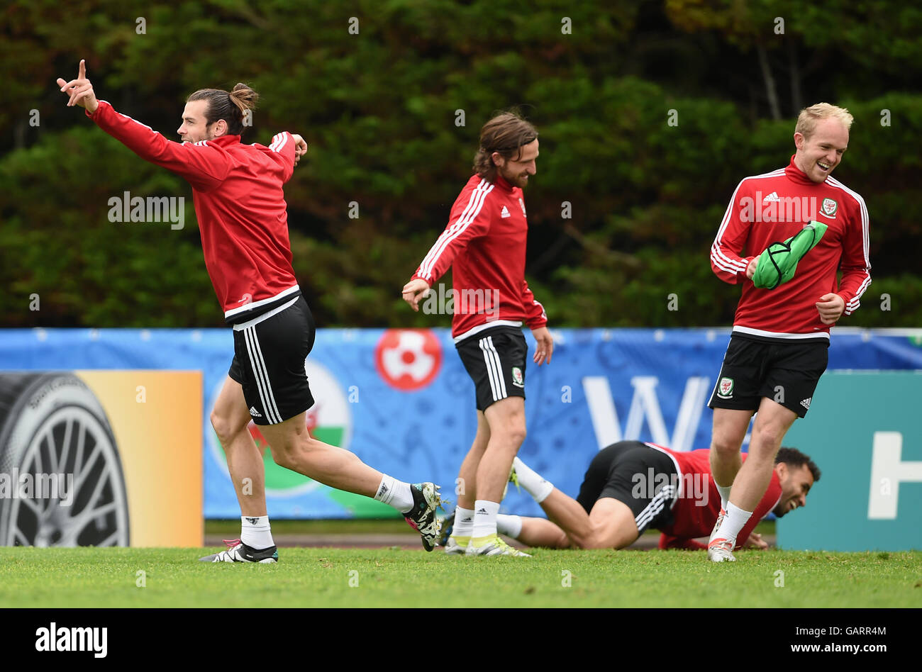 Wales' (left to right) Gareth Bale, Joe Allen, Hal Robson-Kanu and ...