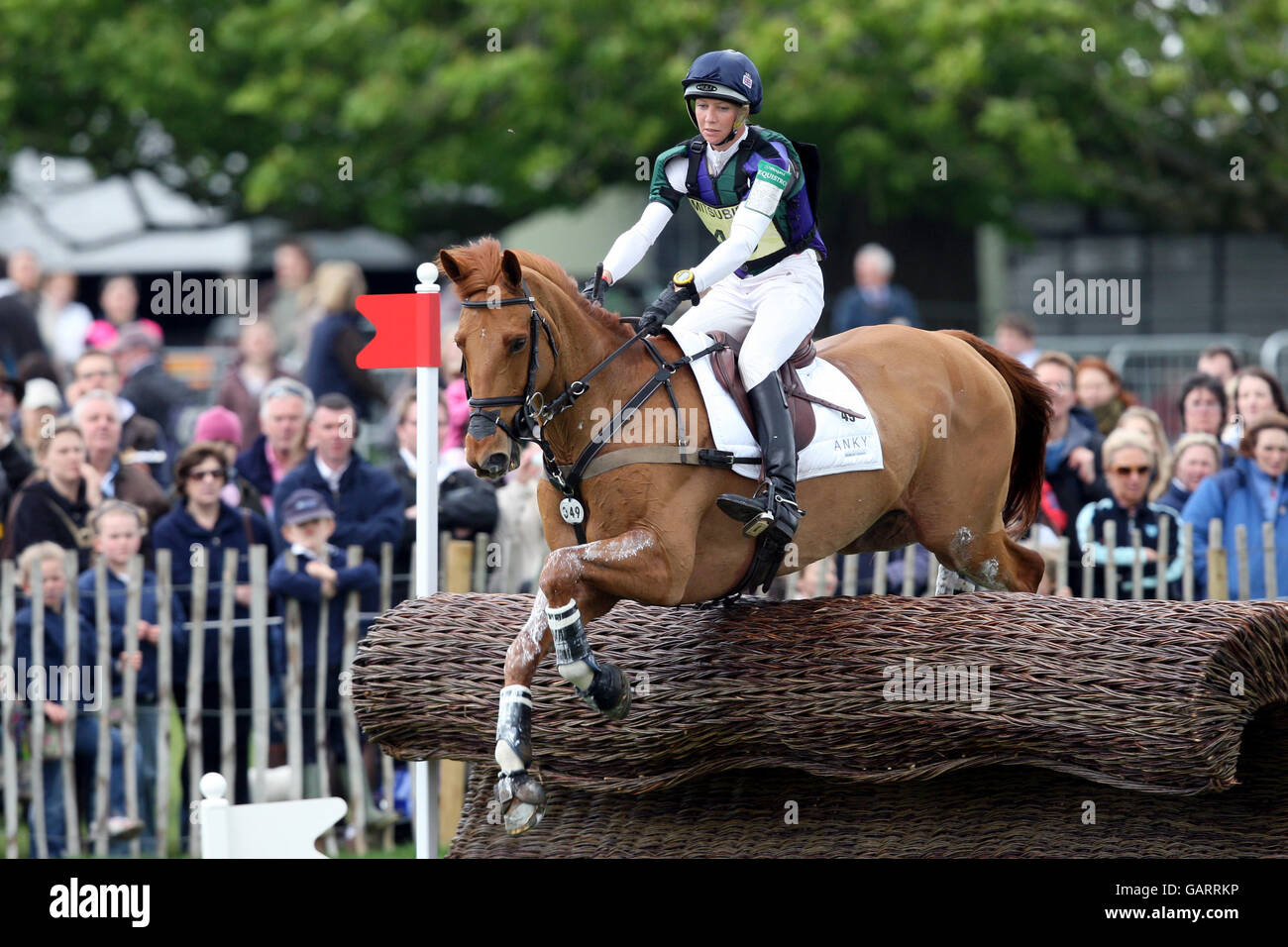 Sharon Hunt rides Tankers Town in the cross country competition Stock ...