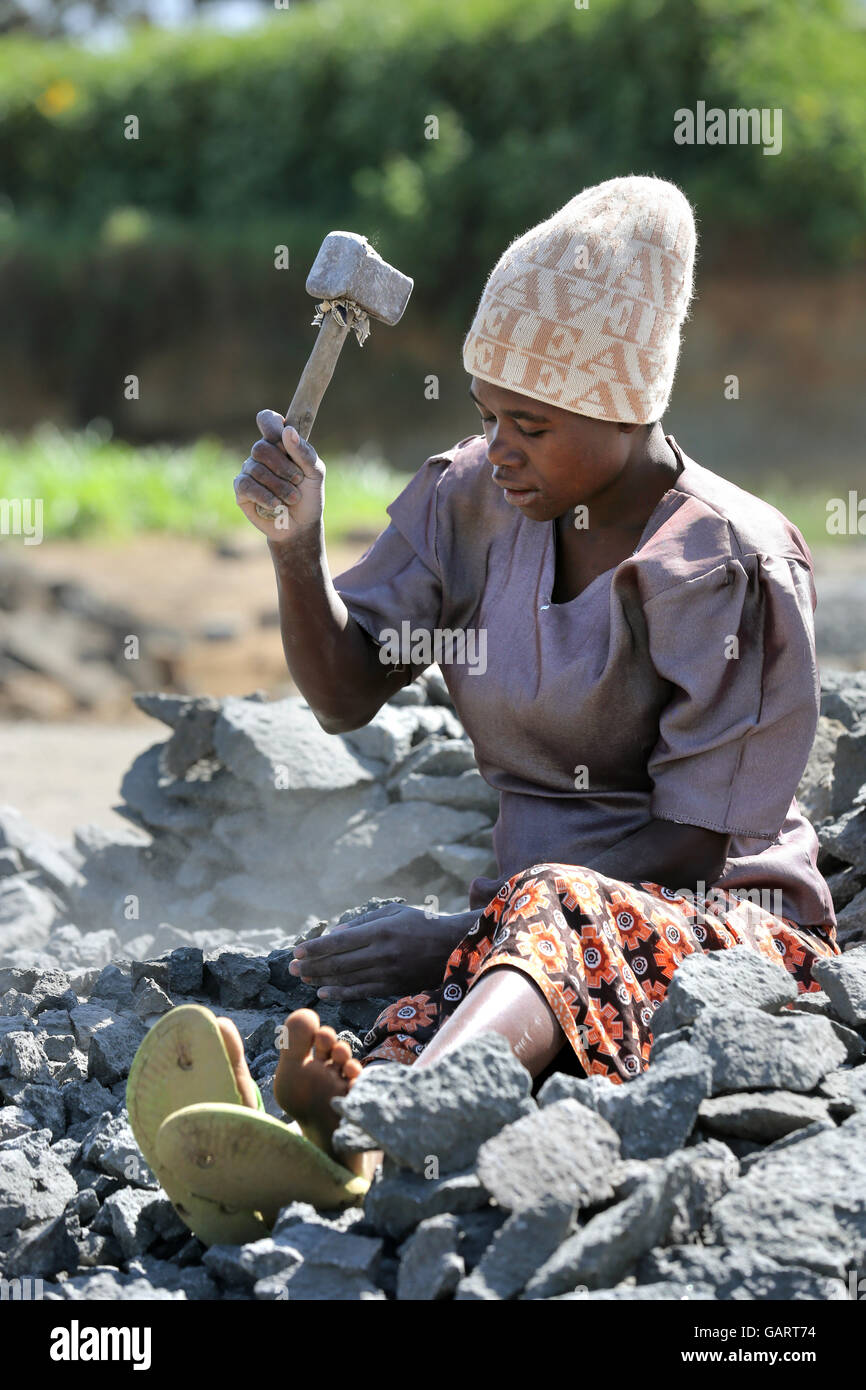 Young woman crushes stones in the quarry near Nakuru, Kenya Stock Photo ...
