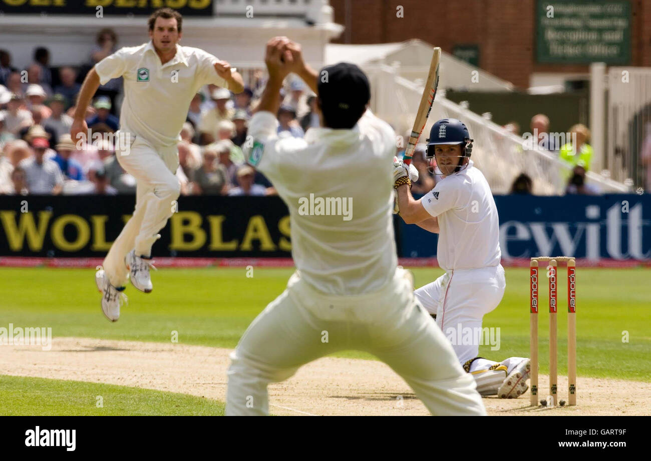 Cricket action bowling jumping hi-res stock photography and images - Alamy