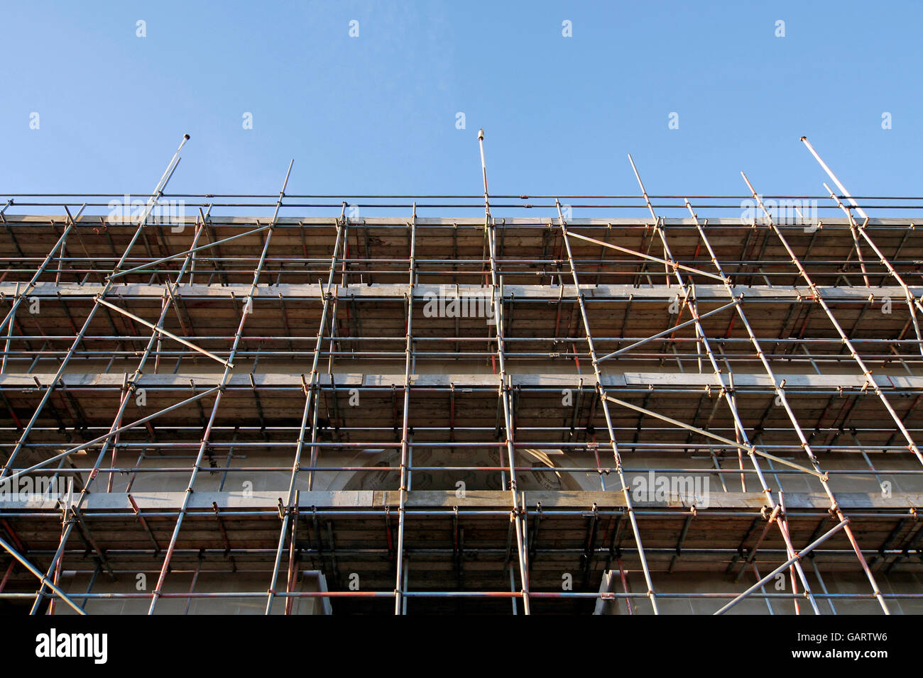 Scaffolding on the outside of a large building Stock Photo - Alamy