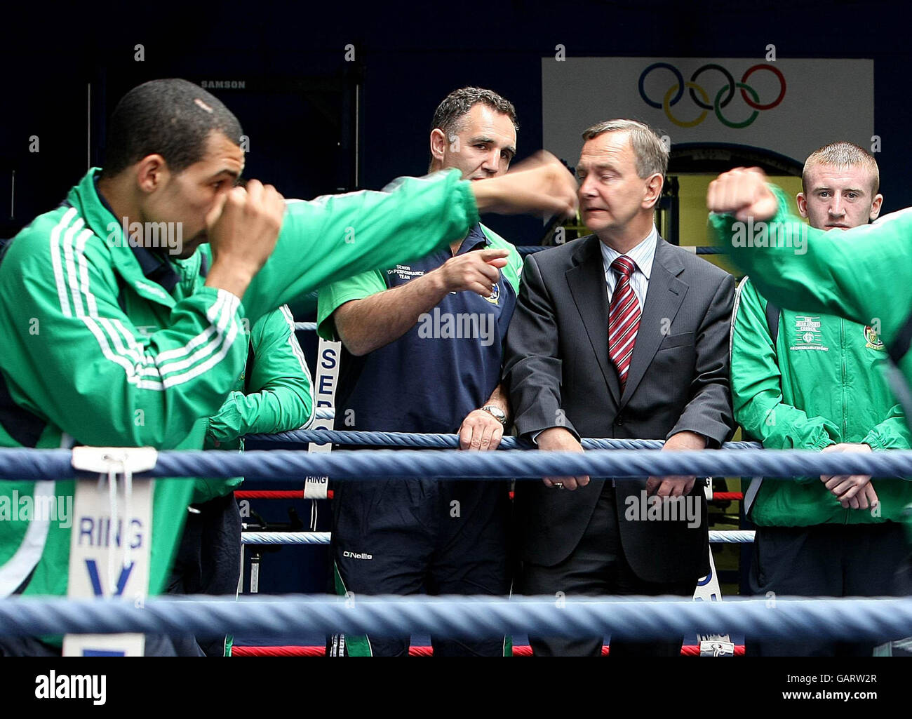 Minister for Arts, sports and tourism, Martin Cullen (centre), meets ...