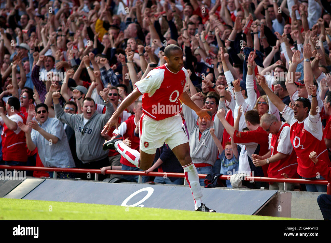 Arsenals thierry henry celebrates scoring their equalising goal hi-res ...
