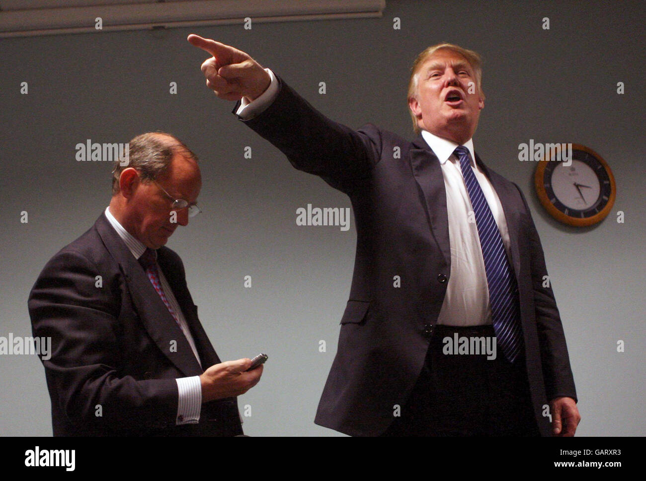 Donald trump pointing hi-res stock photography and images - Alamy