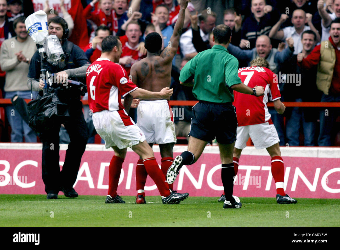 Nottingham Forest's David Johnson celebrates his goal with Ricardo ...