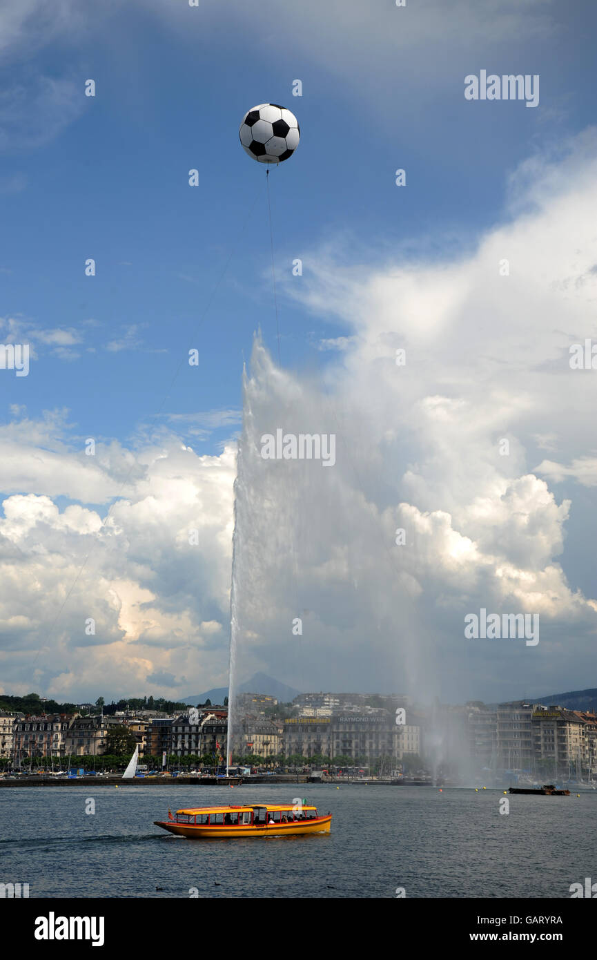 The Jet d'Eau on the Geneva waterfront Stock Photo - Alamy