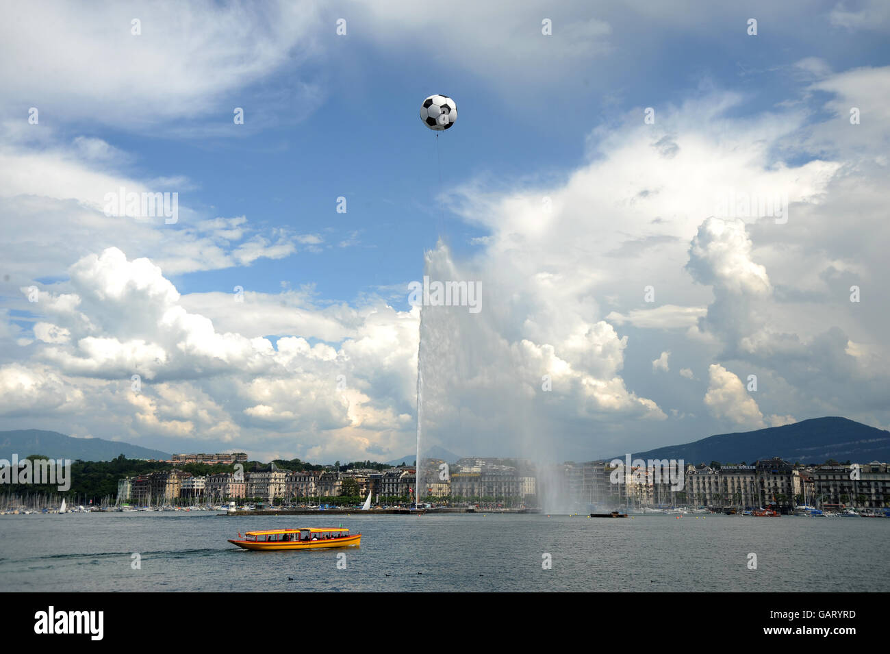 The Jet d'Eau on the Geneva waterfront Stock Photo - Alamy