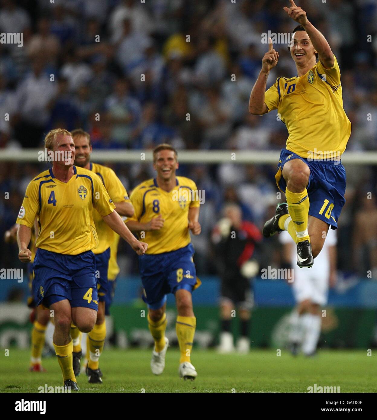 Sweden's Zlatan Ibrahimovic (r) celebrates with his team mates after ...