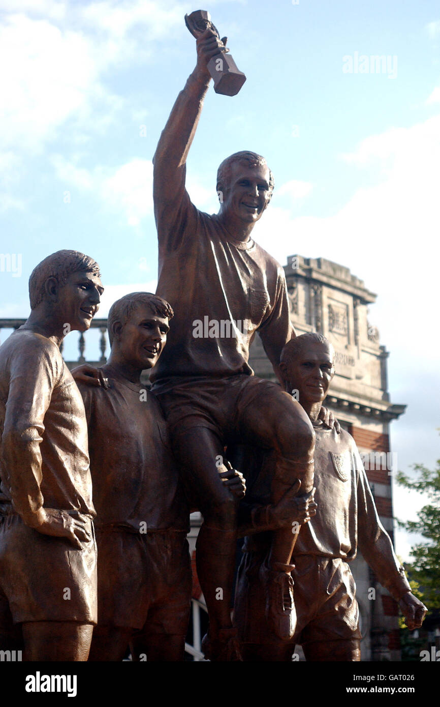 Statue of bobby moore outside upton park hi-res stock photography and ...
