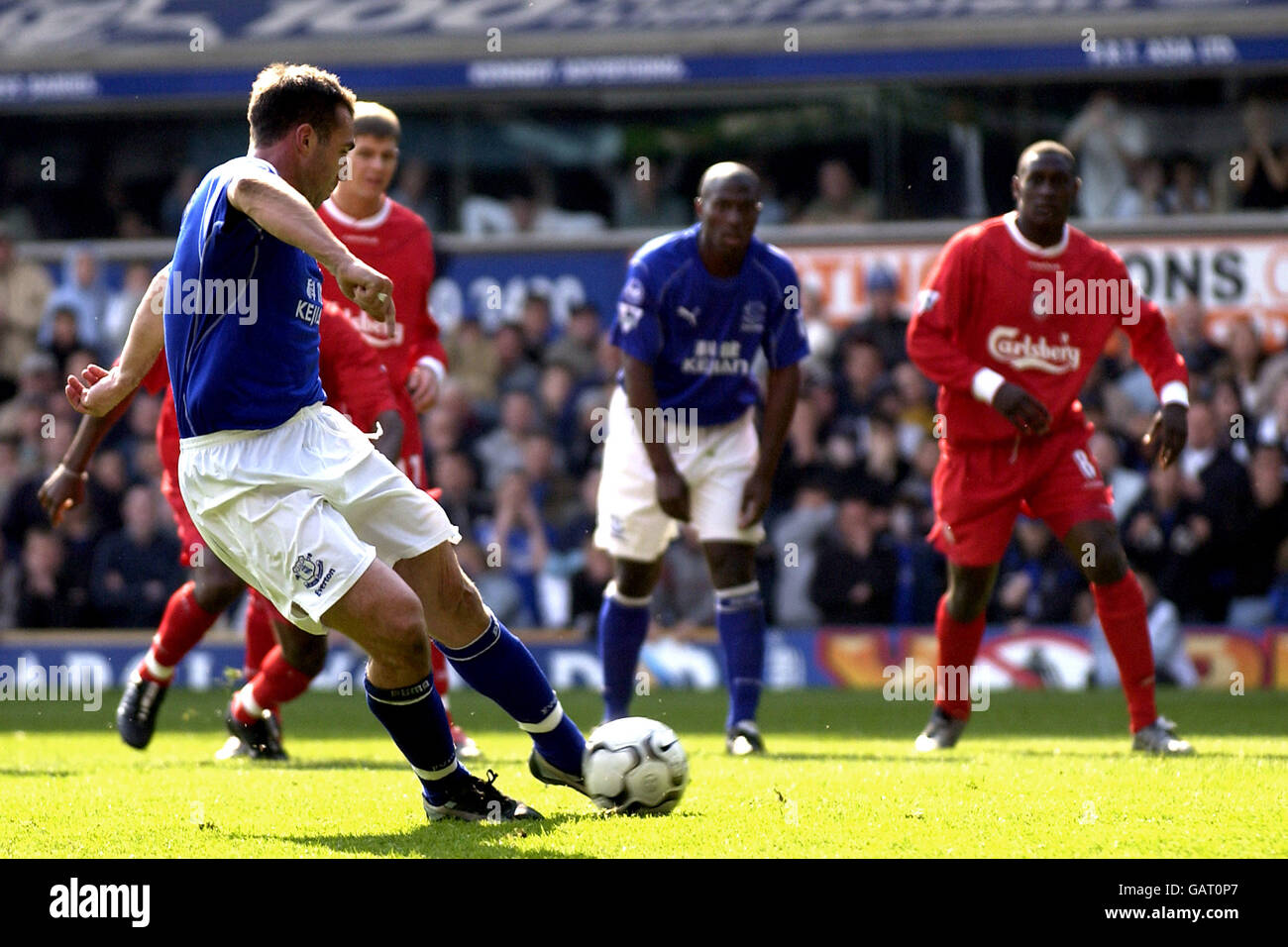 David Unsworth of Everton scores from the penalty spot to make it 1-1 ...