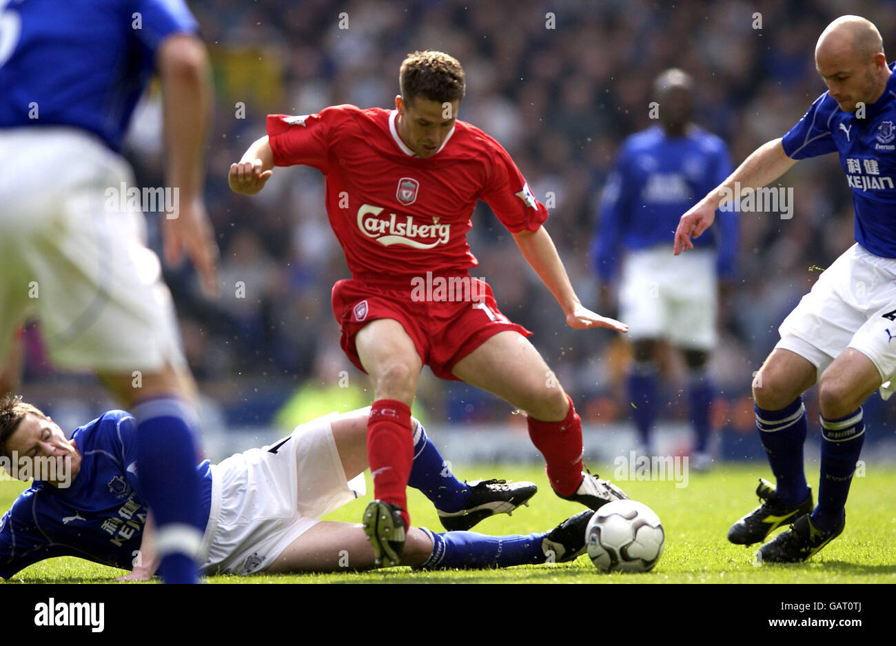 Everton players Gary Naysmith (l) and Lee Carsley (r) close in on ...