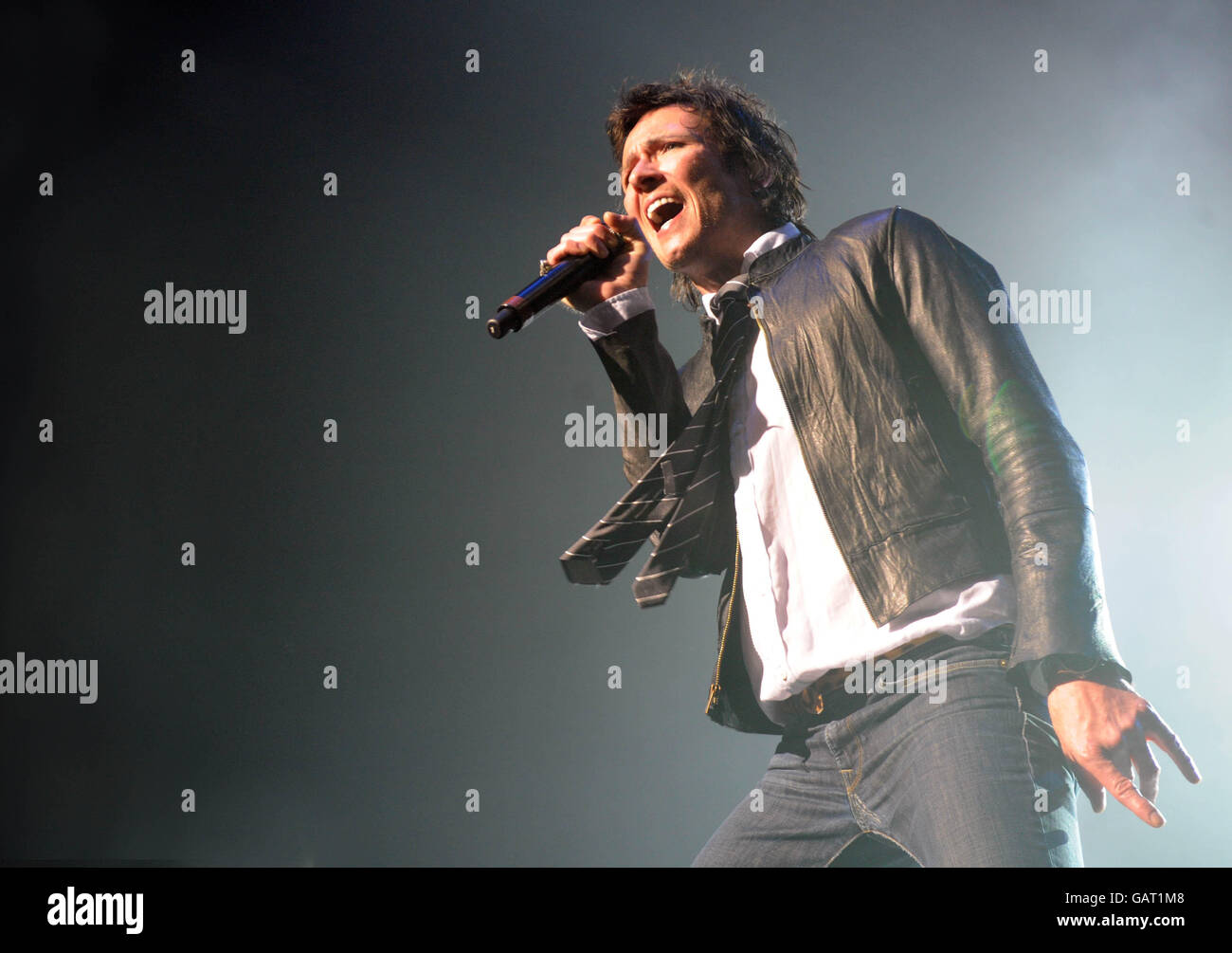 Velvet Revolver In Concert - London. Scott Weiland the lead singer of ...