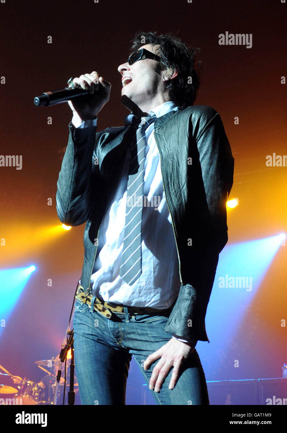 Velvet Revolver In Concert - London. Scott Weiland the lead singer of ...